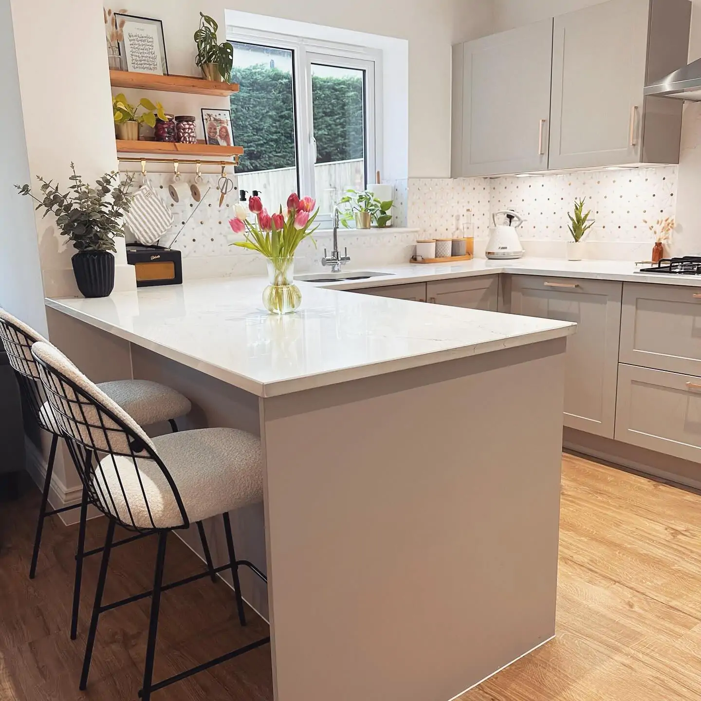 Large Flower Marble Tiles Backsplash Wall Tiles White Golden Kitchen ...